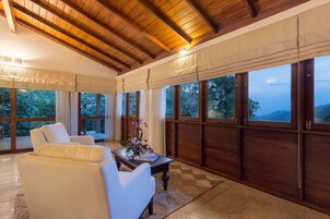 Suite de Luxo | Sala de estar | Televisor LCD, filmes pagos 