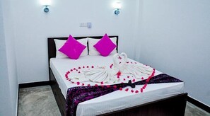 Roupa de alta qualidade, minibar, cofre no quarto, secretária