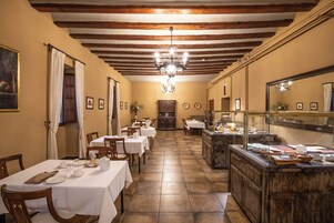 Café da manhã com buffet todos os dias (EUR 12 por pessoa) 