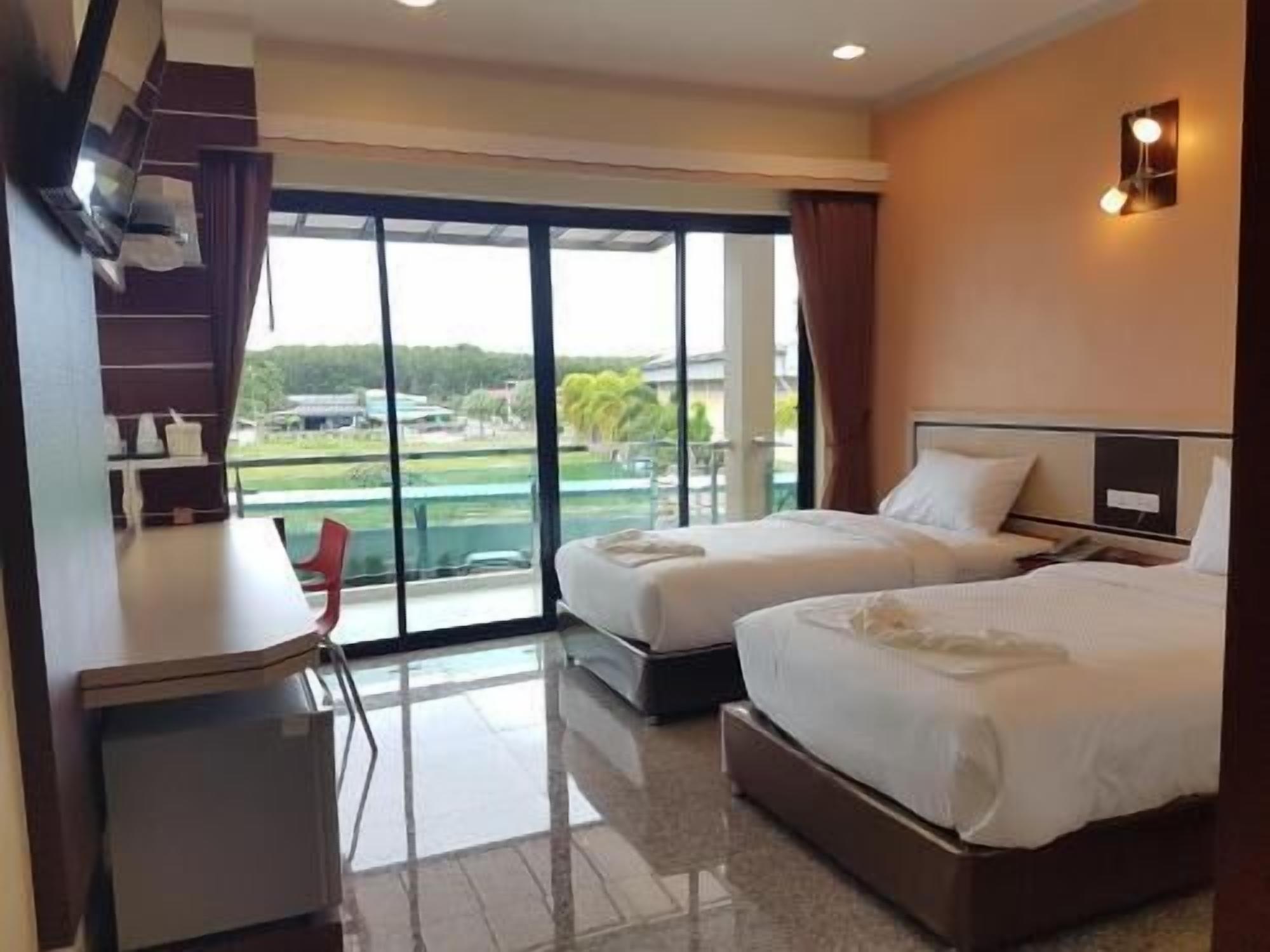 Secretária, cortinas/cortinados opacos, quartos insonorizados 