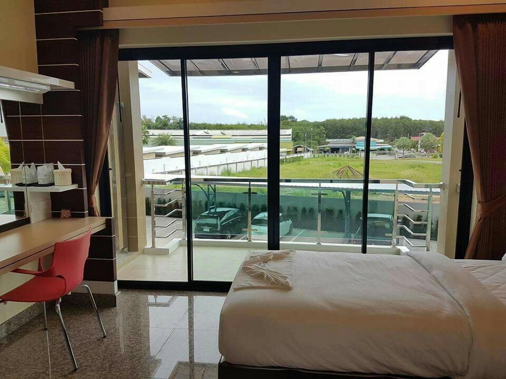 Secretária, cortinas/cortinados opacos, quartos insonorizados 