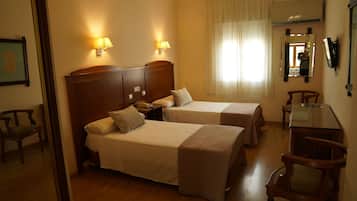 Quarto casal standard | 1 quarto, cofres nos quartos, escrivaninha