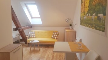 Quarto casal básico, 1 cama de casal | Individualmente decorados, escrivaninha, quartos à prova de som