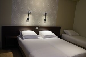 Quarto Triplo Comfort | Cofre no quarto, secretária 