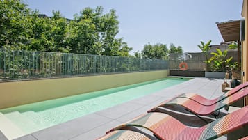 Piscina exterior sazonal, guarda-sóis, espreguiçadeiras