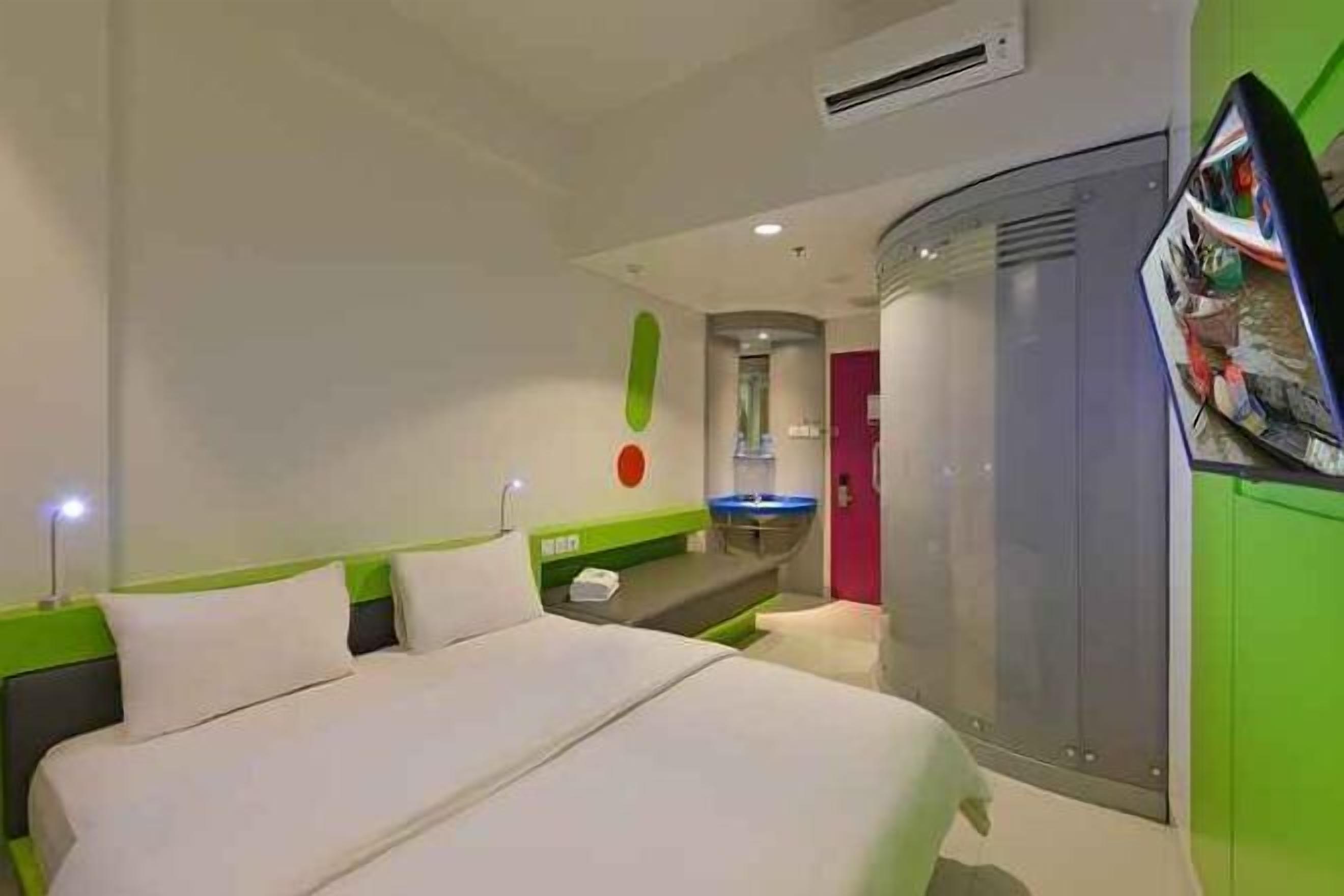 Roupa de alta qualidade, cofre no quarto, secretária 