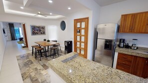 Apartamento, várias camas, Vista para a cidade (MAGIC, 3 Bedroom PH & Private Pool) | Kitchenette privada | Um frigorífico/congelador grande, um micro-ondas, um forno 