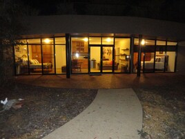 Fachada da propriedade à noite