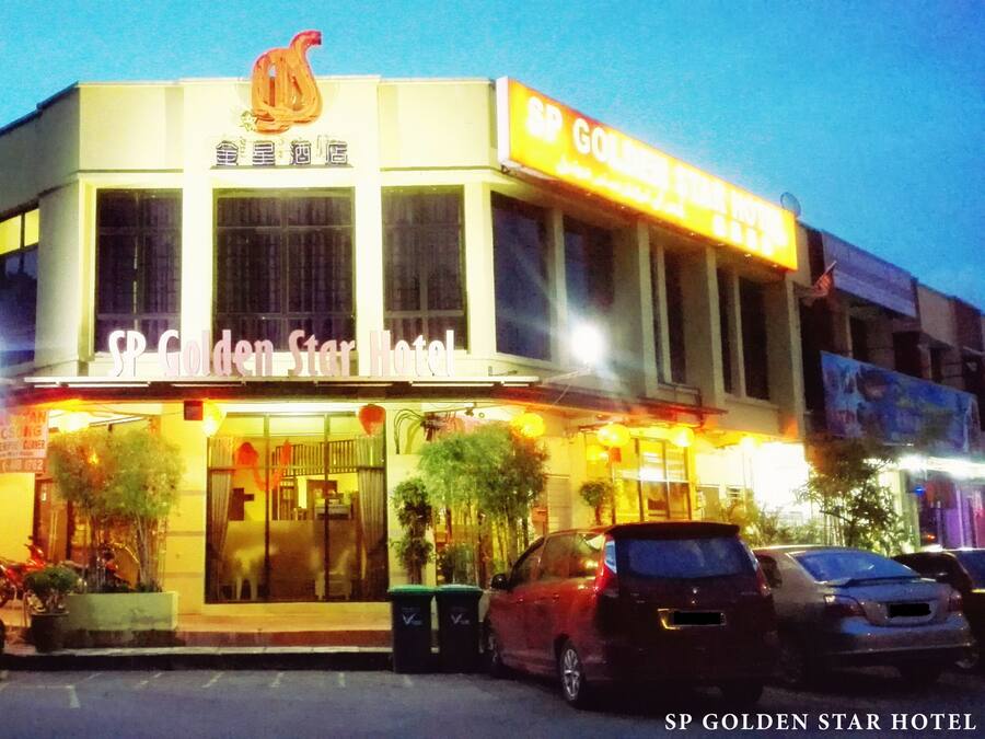 Fachada da propriedade à noite