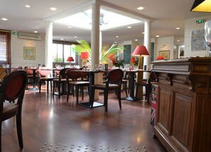 Pequenos-almoços, almoços, jantares servidos, cozinha regional 