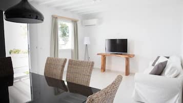 Suite, vista para o mar | Sala de estar | TV de ecrã plano