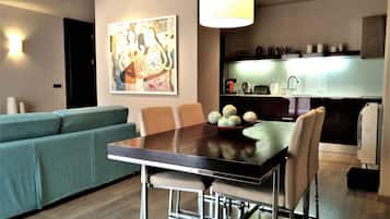 Apartamento Superior, 1 quarto, terraço | Refeições no quarto