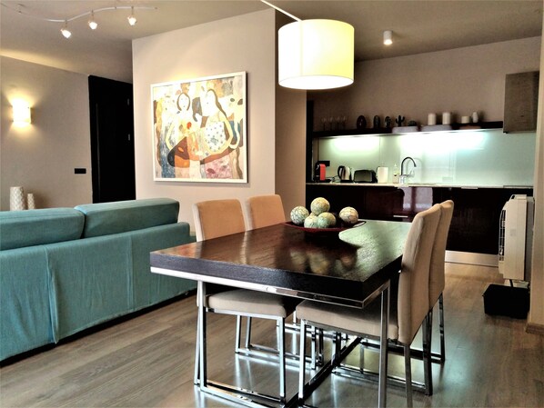 Apartamento superior, 1 quarto, terraço | Opções para refeição no quarto