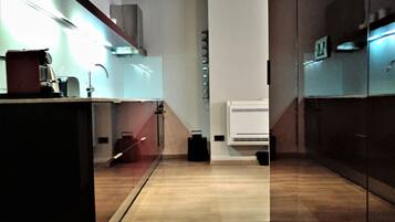 Apartamento Superior, 1 quarto, terraço | Casa de banho | Um polibã, artigos de higiene pessoal grátis, um secador de cabelo