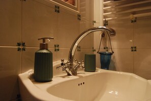 Um polibã, um secador de cabelo, toalhas fornecidas