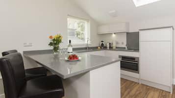 Apartamento empresarial, 1 quarto | Cozinha privada | Geladeira, micro-ondas, fogão, cooktop