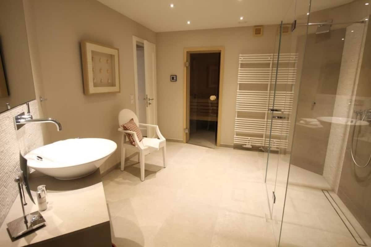 Apartamento Design, cozinha (6 people) | Casa de banho | Um secador de cabelo, roupões, toalhas fornecidas