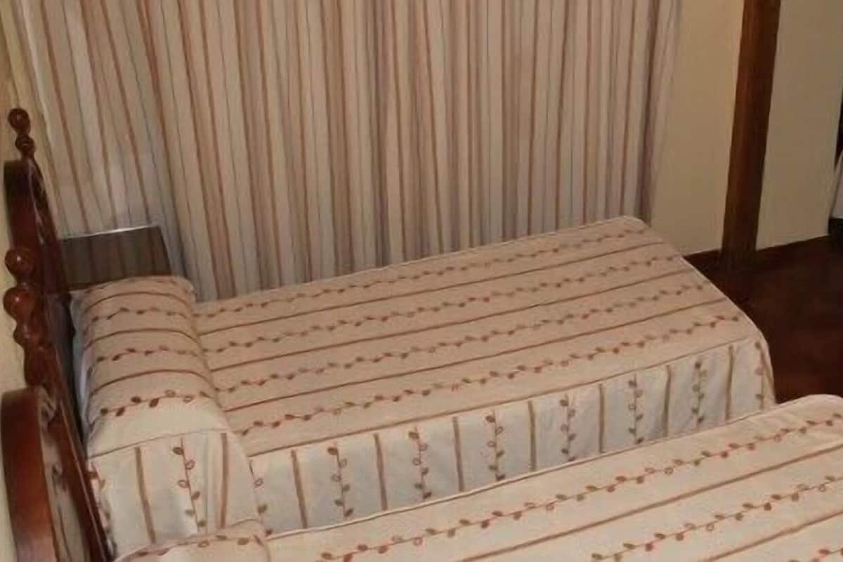 Quarto Quádruplo | Secretária, cortinas/cortinados opacos, ferro/tábua de engomar 