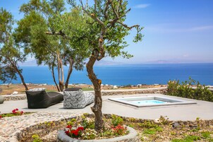 Luxury Cave Villa with Outdoor Jetted Tub and Sea View | Vista do quarto