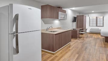 Suíte, 1 cama Queen | Escrivaninha, cortinas blackout, roupa de cama