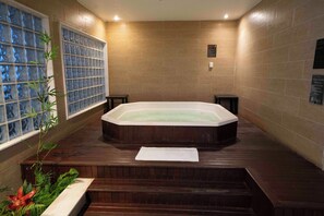 Banheira de hidromassagem interior