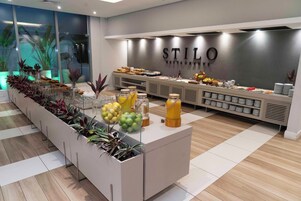 Café da manhã com buffet grátis todos os dias