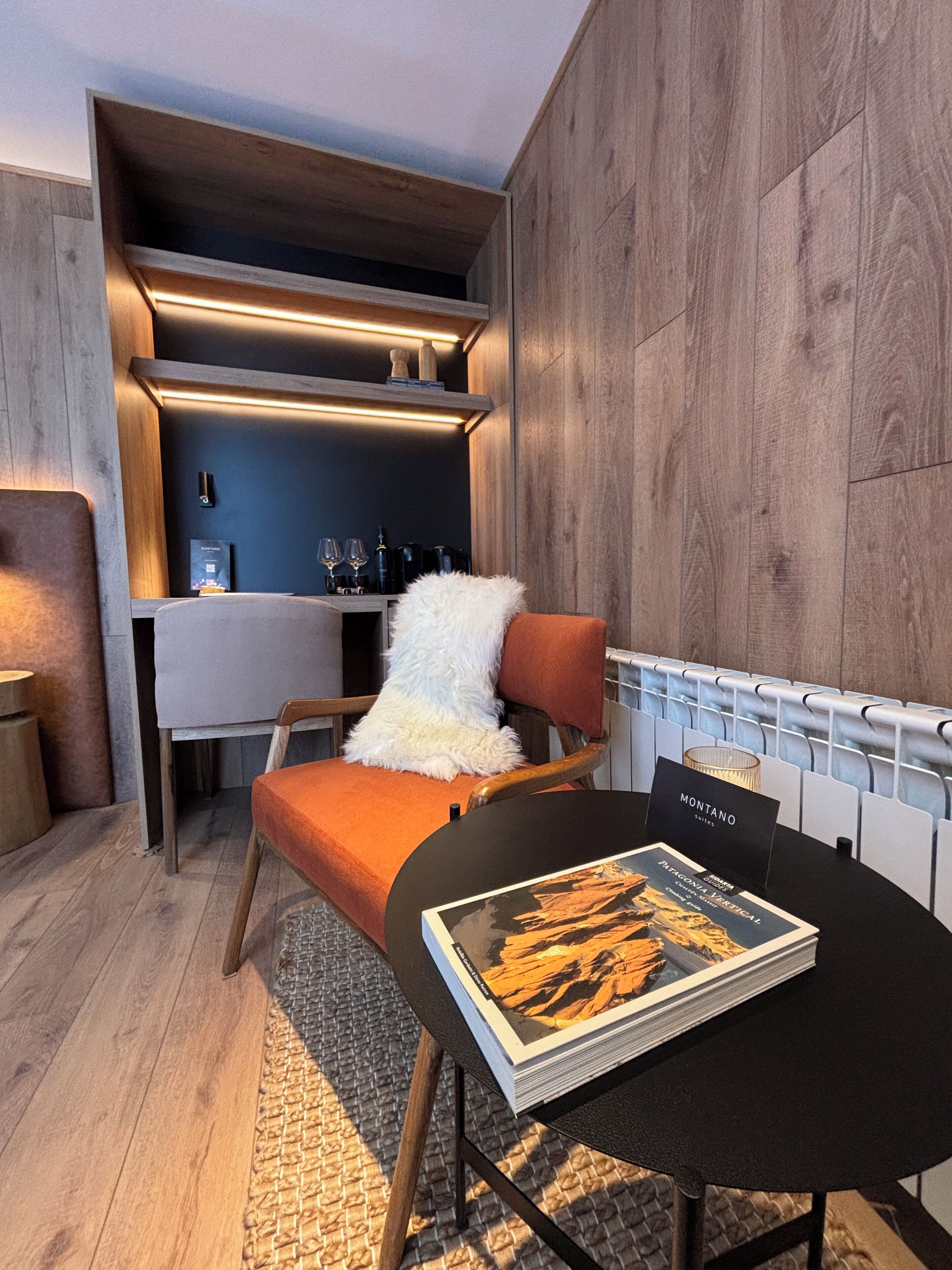 Frigobar, escrivaninha, espaço de trabalho para notebook