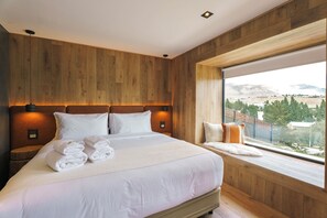 Quarto casal ou duplo luxo | Frigobar, escrivaninha, espaço de trabalho para notebook