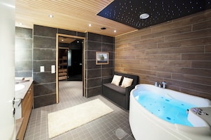 Vila superluxo, vários quartos, sauna seca (Keisari) | Banheiro | Produtos de toalete biodegradáveis, secador de cabelo, bidê 