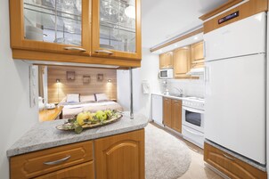 Suite de Luxo (sauna, pets allowed) | Cozinha privada | Um frigorífico/congelador grande, um micro-ondas, um forno 