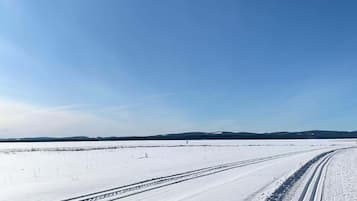 Uma estrada coberta de neve com marcas de pneus.