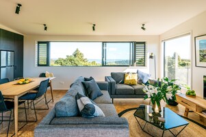 Vila superluxo, 1 quarto, vista para o mar | Área de estar | Smart TV 40 polegadas com canais digitais, dock para iPod