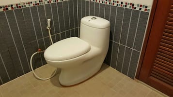 Quarto Duplo Standard | Casa de banho | Um polibã, artigos de higiene pessoal grátis, toalhas fornecidas