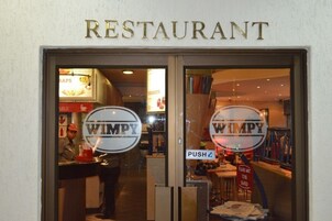 2 restaurantes, cozinha local e internacional 