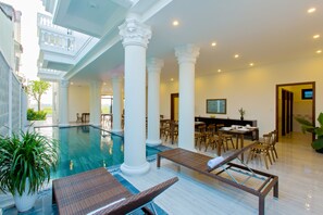 Piscina interior, piscina exterior 