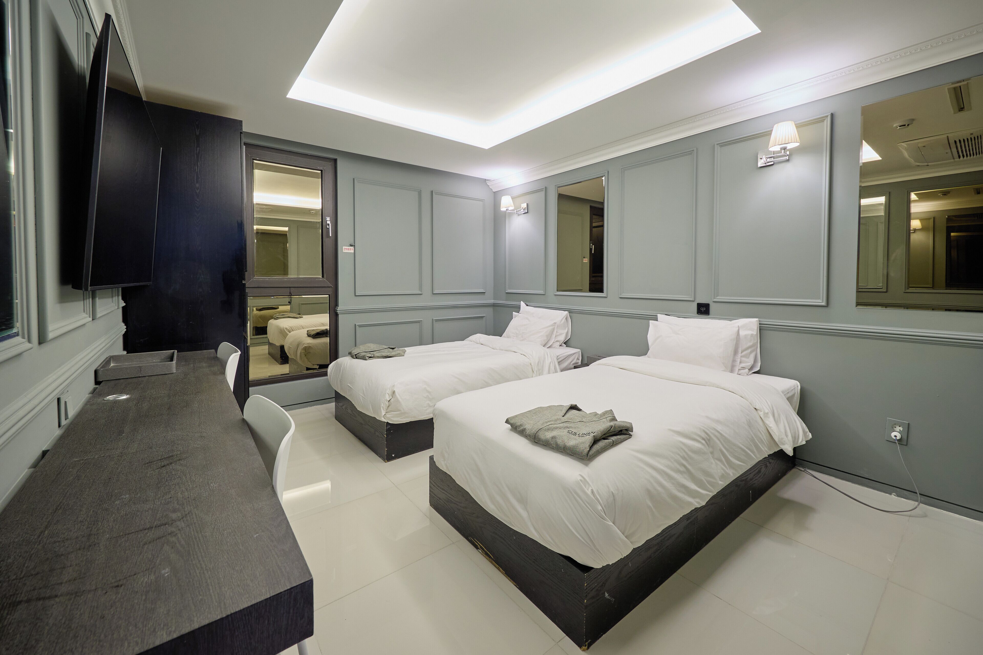 Quarto Twin | Roupa de alta qualidade, edredões de penas, com mobília individualizada 