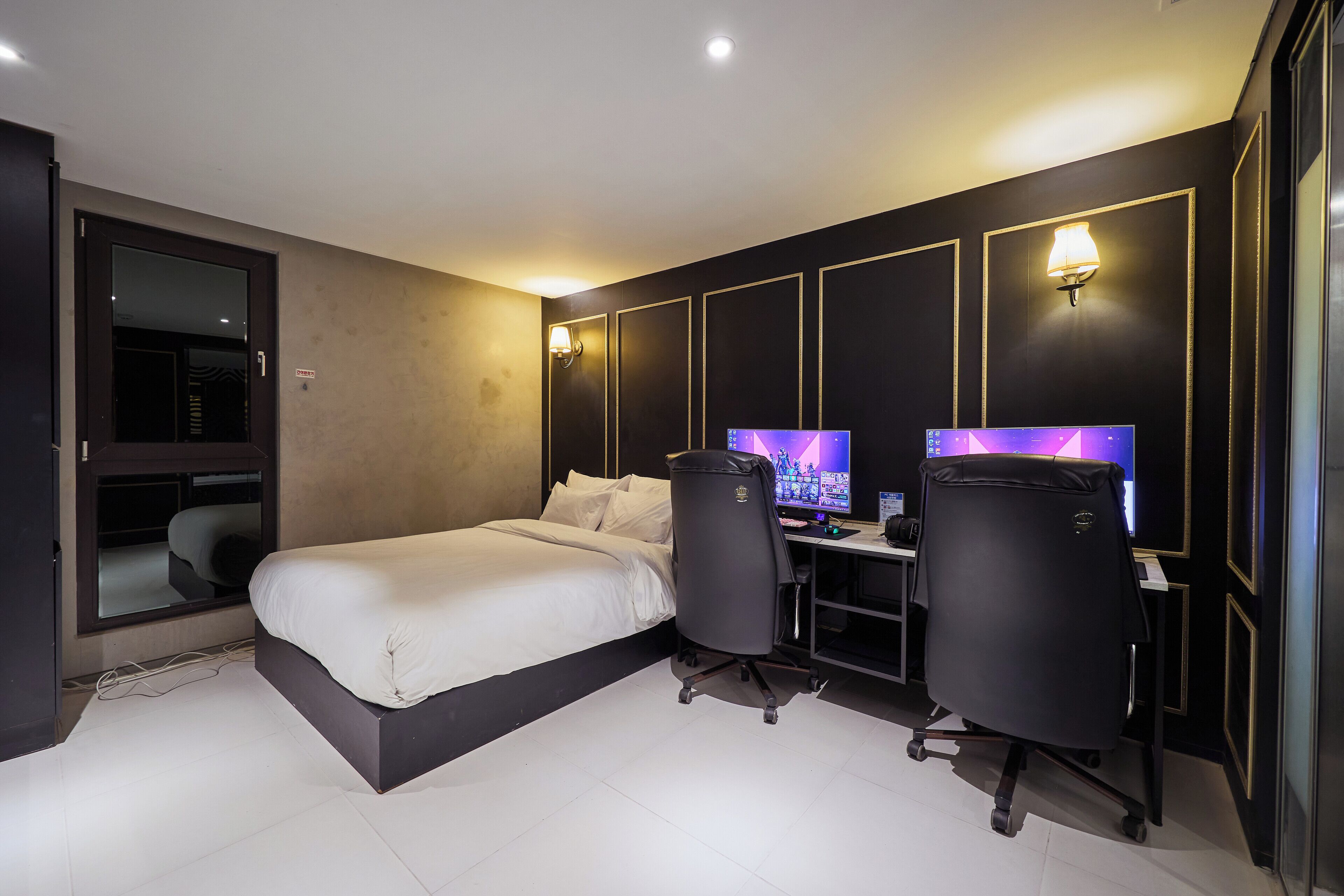 Quarto Cidade | Roupa de alta qualidade, edredões de penas, com mobília individualizada 