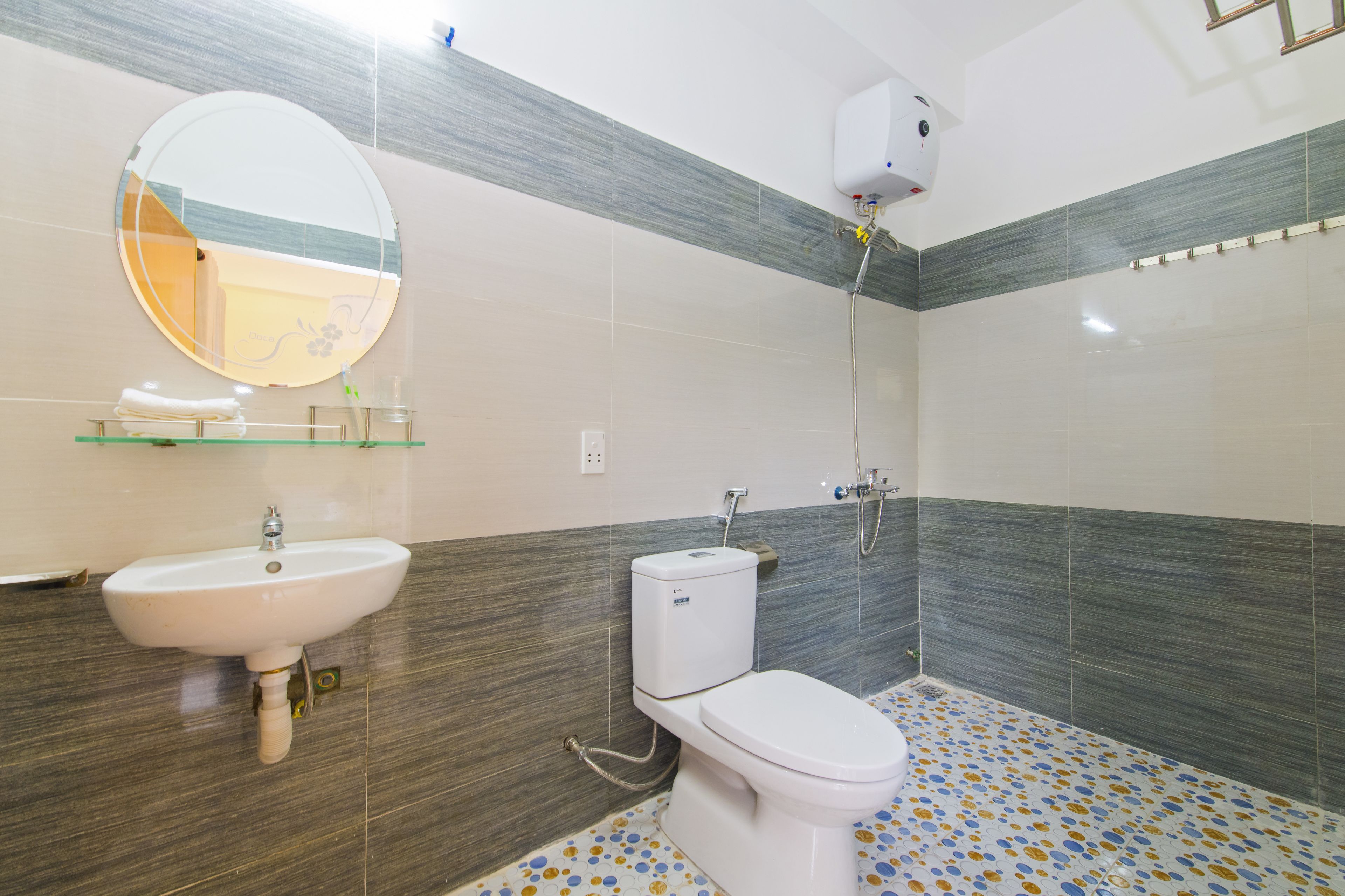 Quarto luxo | Banheiro | Chuveiro, produtos de toalete grátis, secador de cabelo, chinelos