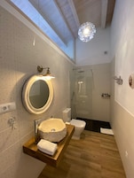 Quarto casal exclusivo, 1 cama de casal, vista para o vinhedo, ao lado da piscina | Banheiro | Chuveiro, produtos de toalete grátis, secador de cabelo 