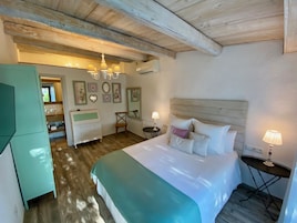 Quarto luxo, varanda, vista para o jardim | Roupas de cama premium, frigobar, individualmente decorados