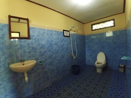 Quarto Twin Standard, várias camas, vista para a colina | Casa de banho | Um polibã, artigos de higiene pessoal grátis, toalhas fornecidas, sabão 