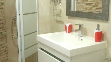 Estúdio, vista para a piscina | Casa de banho | Um polibã, um secador de cabelo, toalhas fornecidas
