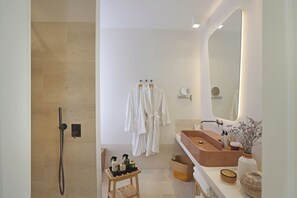 Suite with Patio and Private Pool | Banheiro | Chuveiro, produtos de toalete biodegradáveis, secador de cabelo 