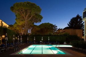 Piscina externa, funciona das 8h às 20h30, guarda-sóis, espreguiçadeiras