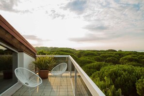 Quarto casal superior, 1 cama Queen, vista para o oceano | Sacada