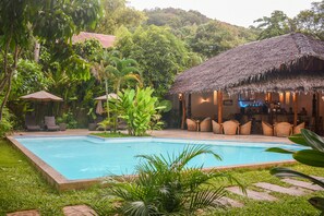 Piscina exterior, espreguiçadeiras 