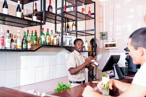 Café da manhã, almoço e jantar; local e internacional 