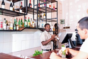 Pequenos-almoços servidos, cozinha local e internacional 