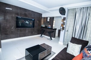 Suite Executiva | Sala de estar | Televisor plasma de 40 polegadas com canais via satélite, televisor 