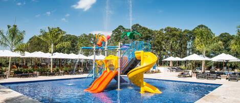 Piscina com escorregador e fonte.